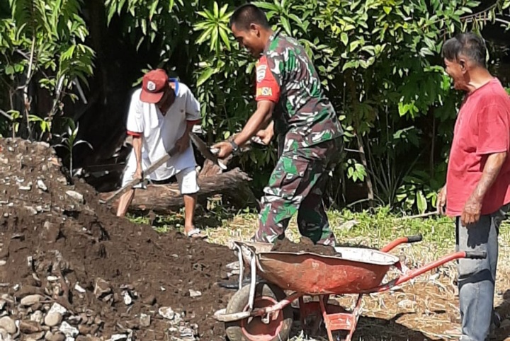 Babinsa Parak Gadang Timur bersama Warga Binaan Gotong Royong Timbun Jalan dan Bersihkan ...