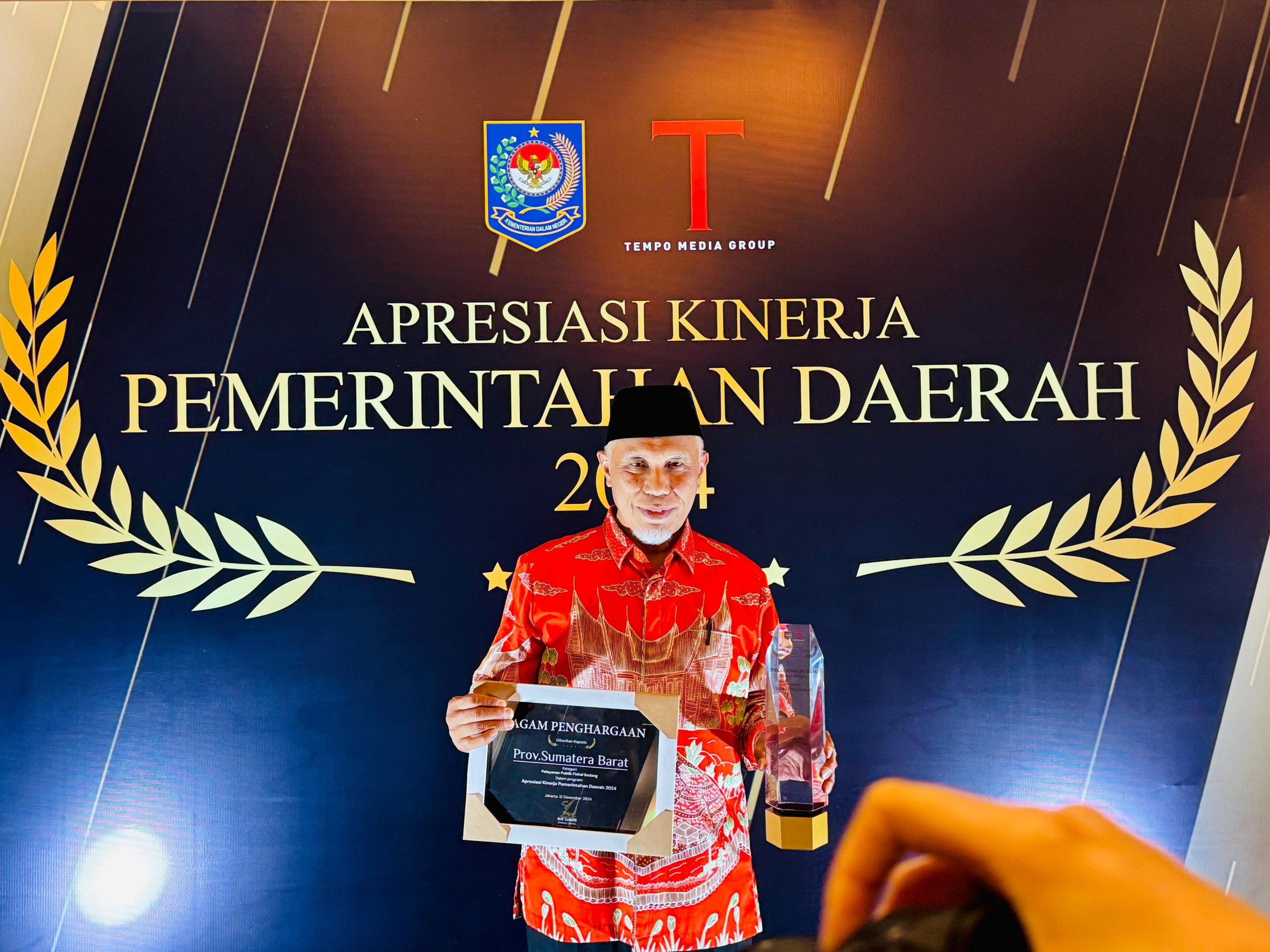 Pemprov Sumbar Raih Penghargaan Terbaik Nasional Bidang Pelayanan Publik dari Kemendagri - Kabar ...