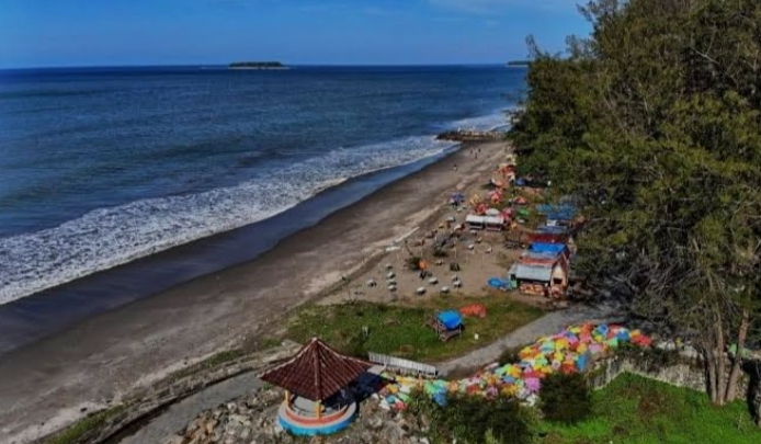 Liburan, Objek Wisata Pantai Kata Pariaman Ramai Dikunjungi Wisatawan - Kabar Daerah Sumbar