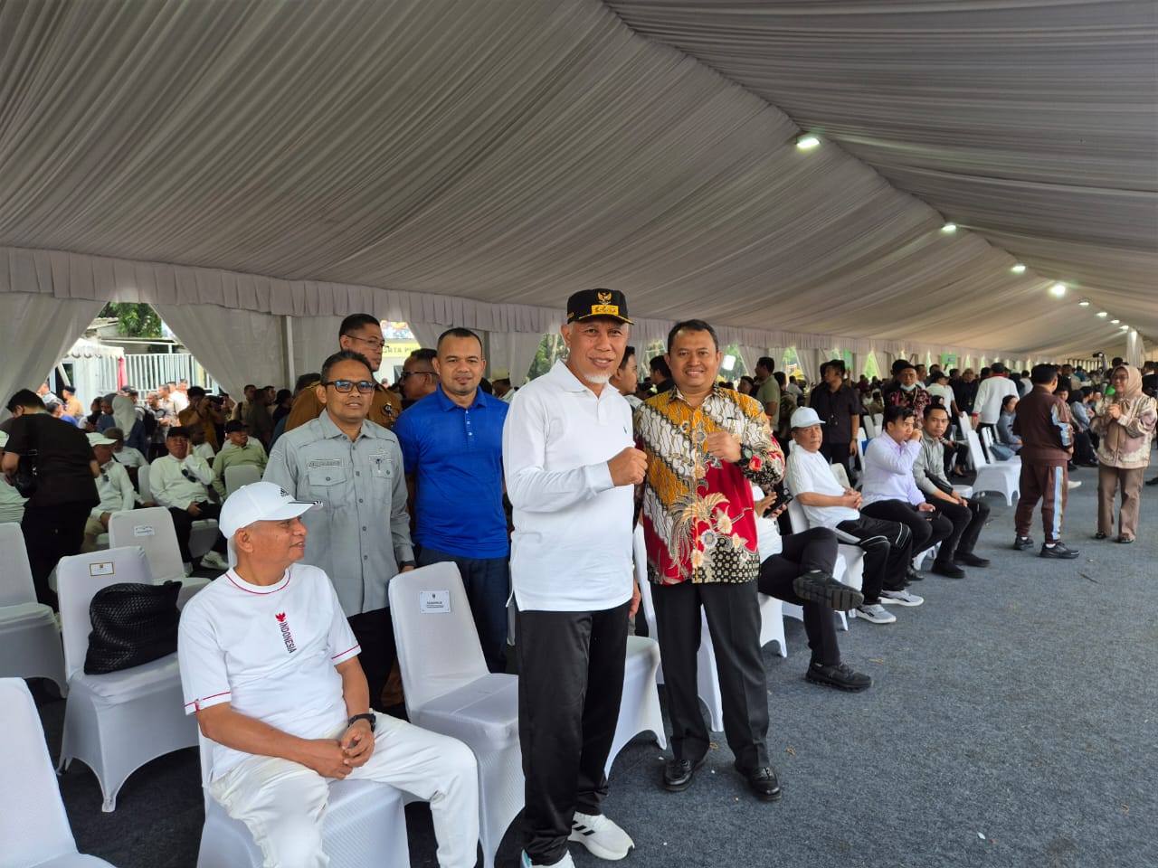Gubernur dan Wakil Gubernur Sumbar Terpilih, Kompak Gunakan Pakaian Bewarna Putih Saat Mengikuti ...