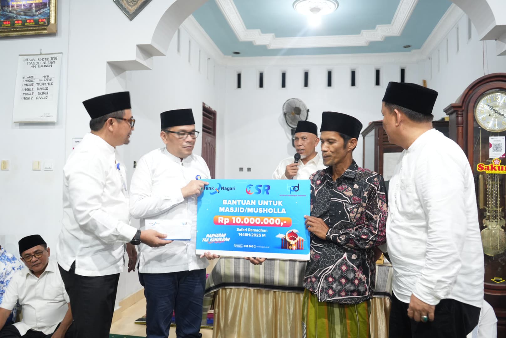 Serahkan Bantuan Gubernur Mahyeldi Ingatkan Orangtua AgarTidak Meninggalkan Generasi Yang Lemah ...